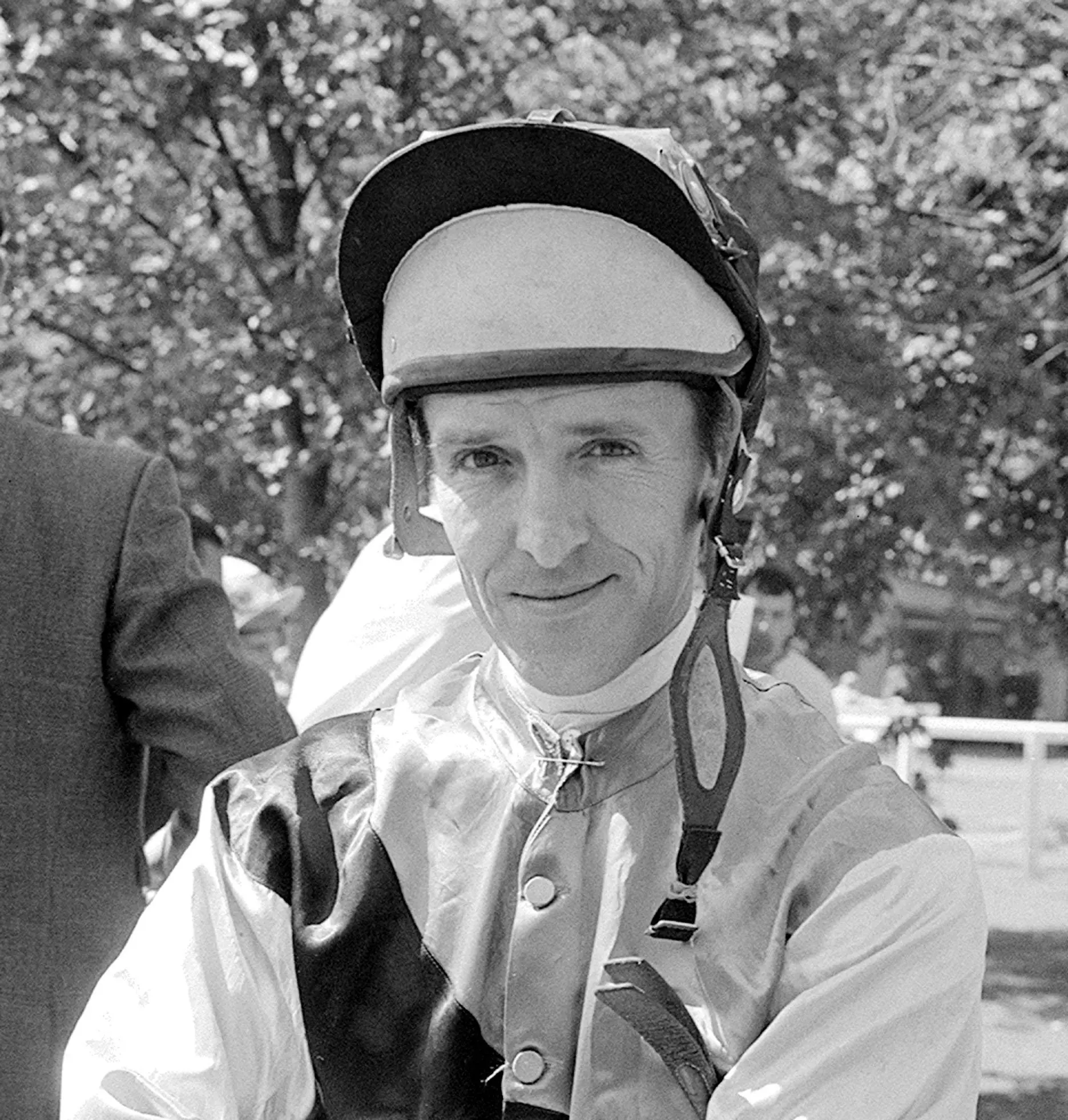 Tributes paid to Joe Mercer as former champion jockey dies, aged 86