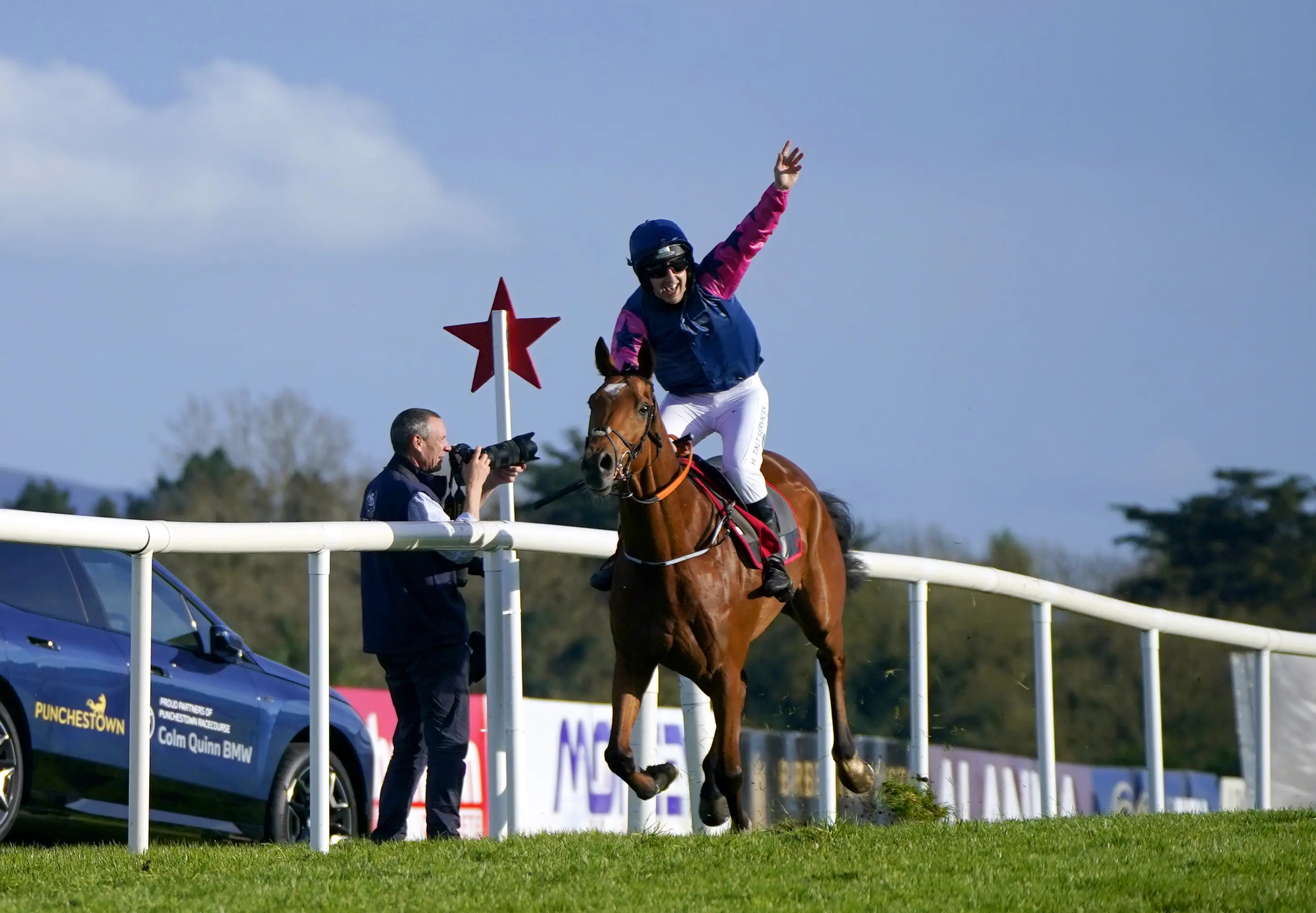 Stuzzikini makes it magnificent seven Troytown triumphs for Elliott